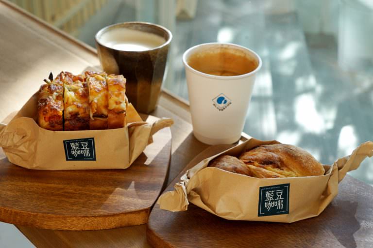 竹北咖啡 藍豆咖啡 BLUE BEANS CAFE 結合圖書空間的咖啡館・麵包・甜點・外帶咖啡 - 儒儒的日常札記